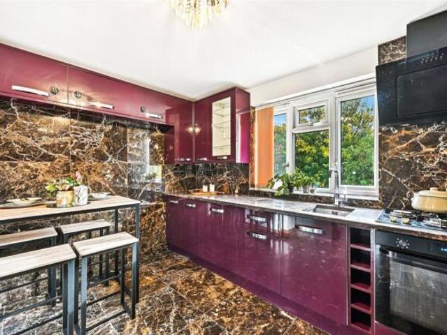 3 bedroom apartment for sale in Kent Road, London, W4