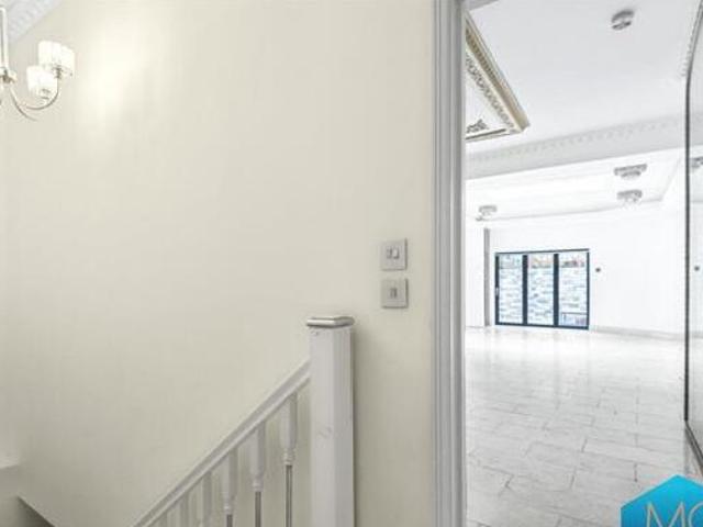 3 Bedroom Apartment For Sale In London
