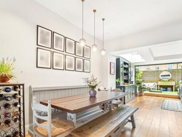 3 Bedroom Apartment For Sale In London