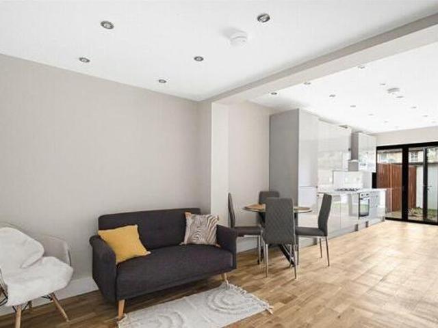 3 Bedroom Apartment For Sale In London
