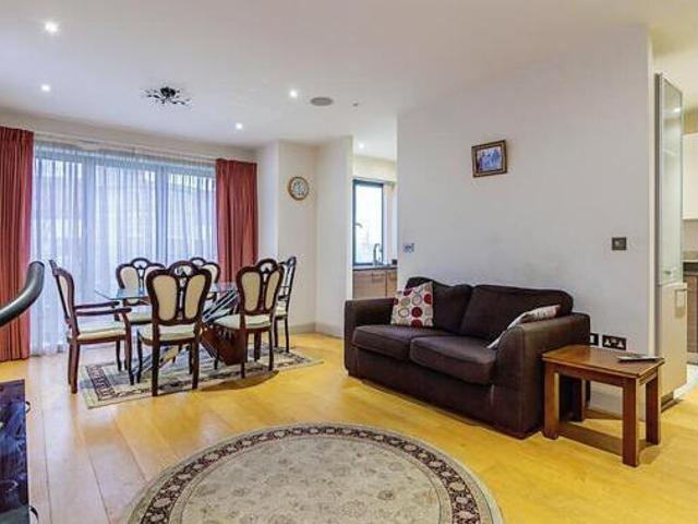 3 Bedroom Apartment For Sale In London