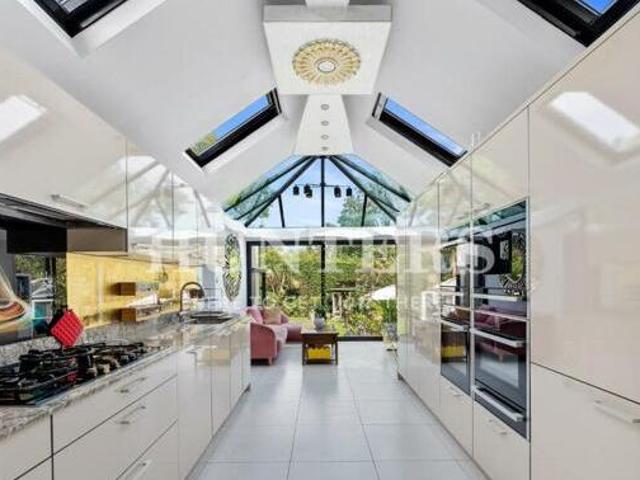 3 Bedroom Apartment For Sale In London