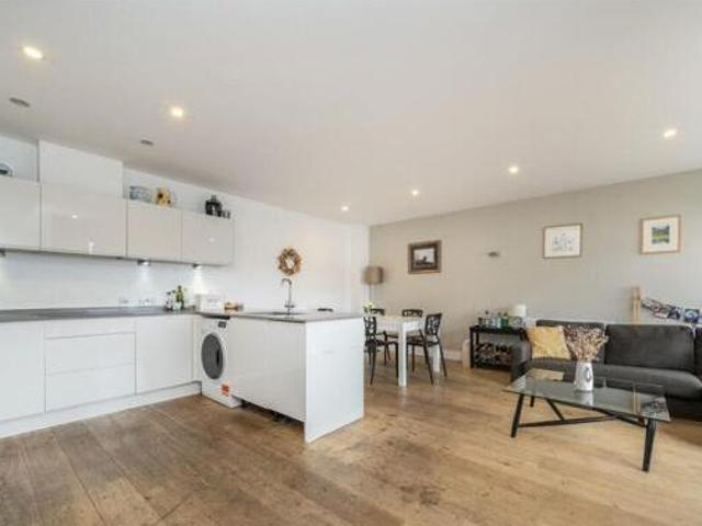 3 Bedroom Apartment For Sale In London