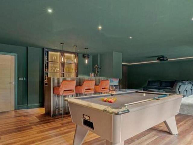 3 Bedroom Apartment For Sale In London