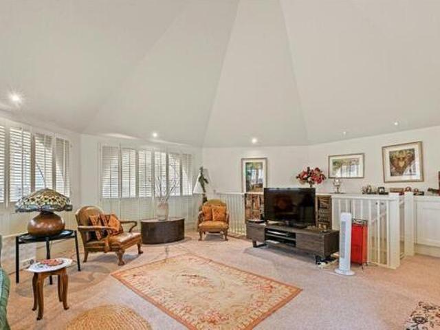 3 Bedroom Apartment For Sale In London