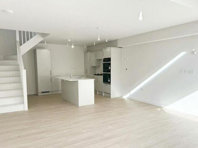 3 Bedroom Apartment For Sale In London