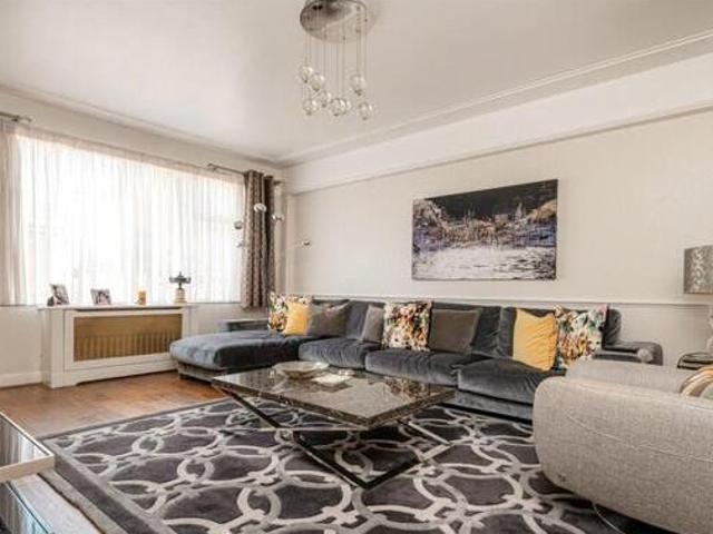 3 Bedroom Apartment For Sale In London