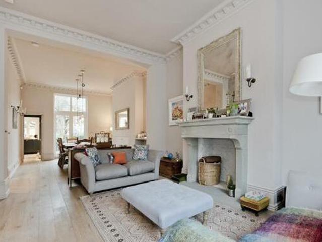 3 Bedroom Apartment For Sale In London
