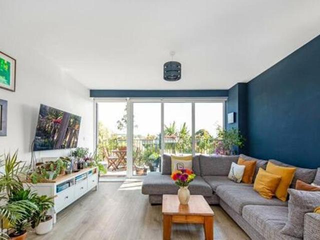 3 Bedroom Apartment For Sale In London
