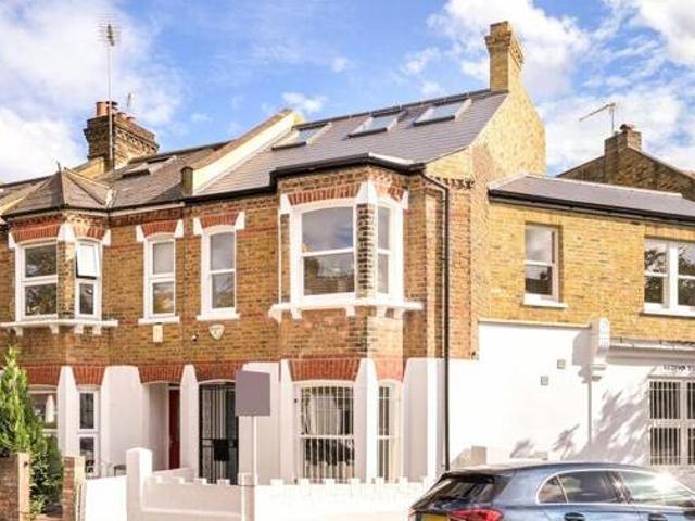 3 Bedroom Apartment For Sale In London