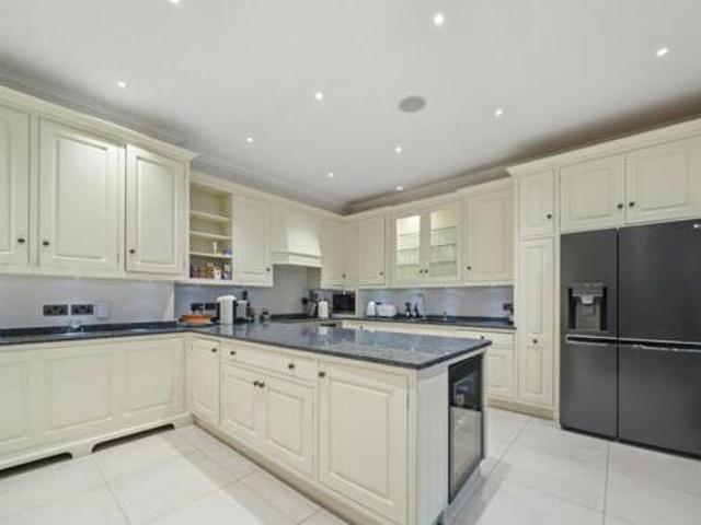3 Bedroom Apartment For Sale In London
