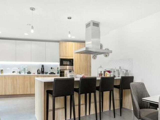 3 Bedroom Apartment For Sale In London