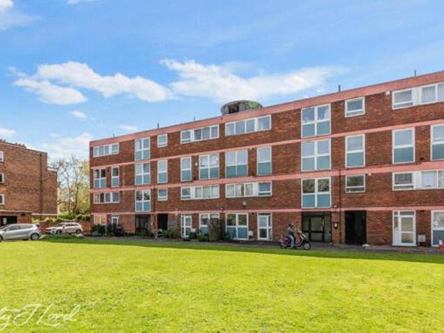 3 Bedroom Apartment For Sale In London