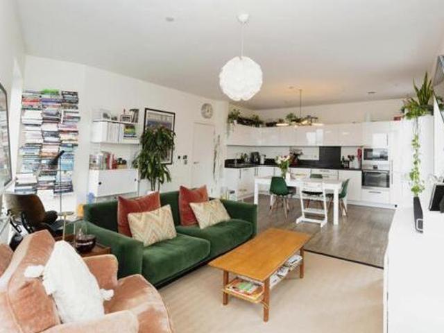 3 Bedroom Apartment For Sale In London