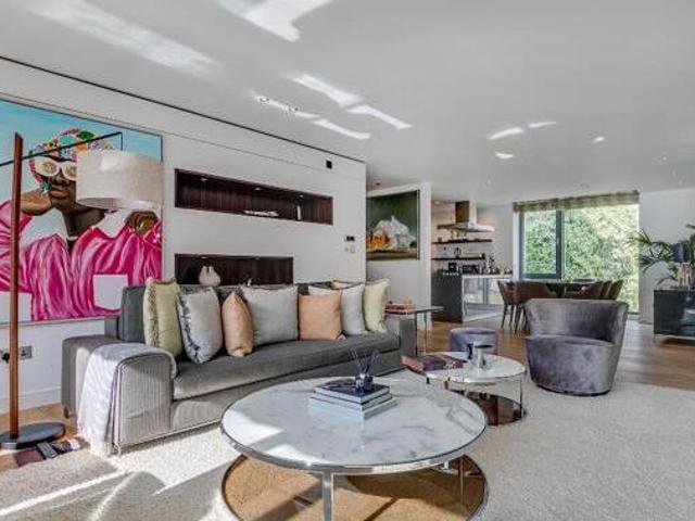 3 Bedroom Apartment For Sale In London