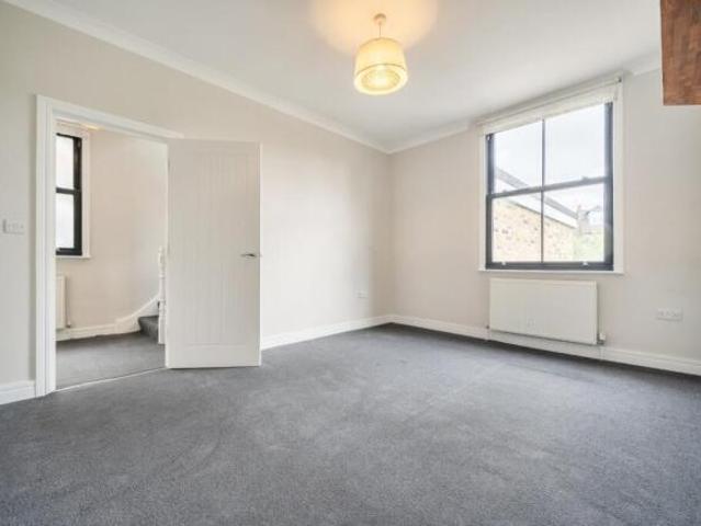 3 bedroom apartment for sale in Lordship Lane, SE22