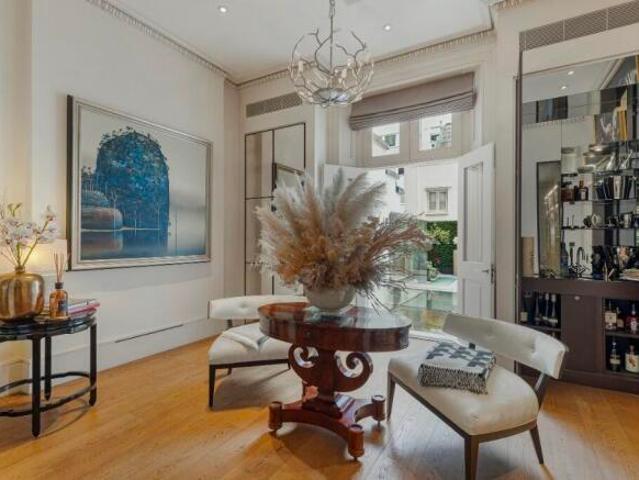 3 bedroom apartment for sale in Lowndes Square, Knightsbridge, London, United Kingdom, SW1X