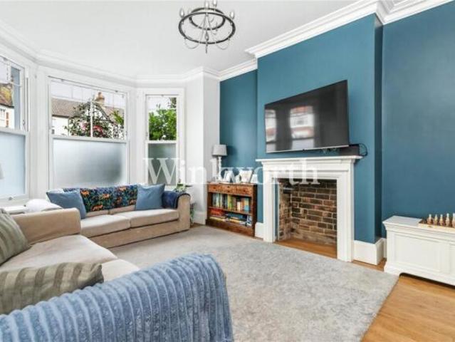 3 bedroom apartment for sale in Radcliffe Road, London, N21