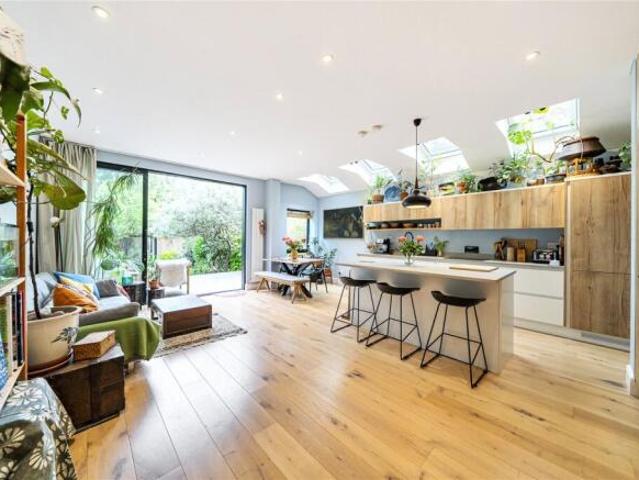 3 bedroom apartment for sale in Rosebery Road, London, N10