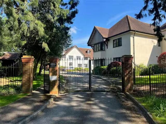 3 bedroom apartment for sale in Stretton Close, Penn, High Wyc.