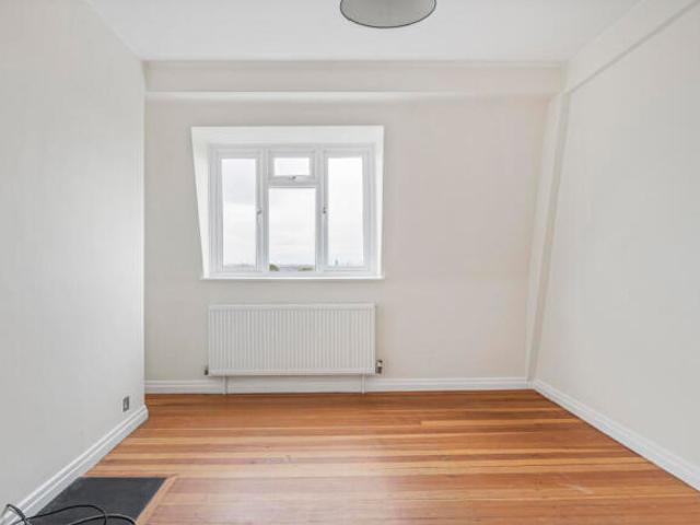 3 bedroom apartment for sale in Streatham High Road, London, SW16