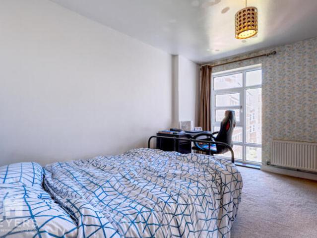 3 bedroom apartment for sale in Sea Road, Bournemouth, BH5 1, BH5