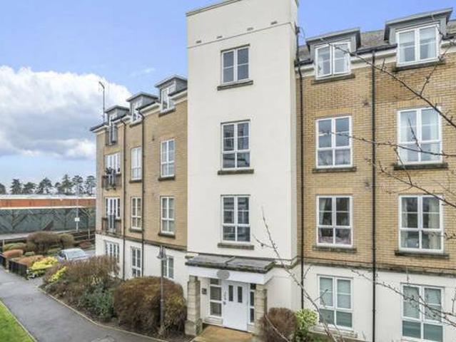 3 bedroom apartment for sale in Tudor Way Knaphill Woking GU21