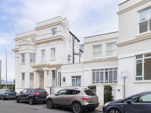 3 bedroom flat for sale