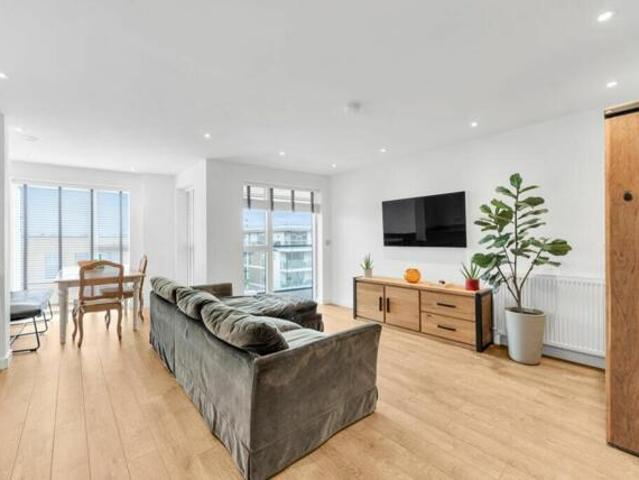 3 Bedroom Apartment Greenwich Greater London SE10 86118438