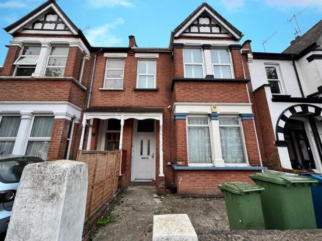 3 Bedroom Apartment Harrow Greater London 99130051
