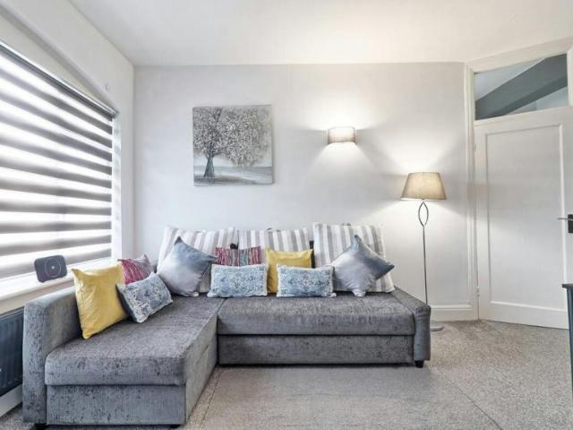 3 Bedroom Apartment Hornchurch Hornchurch 99232032