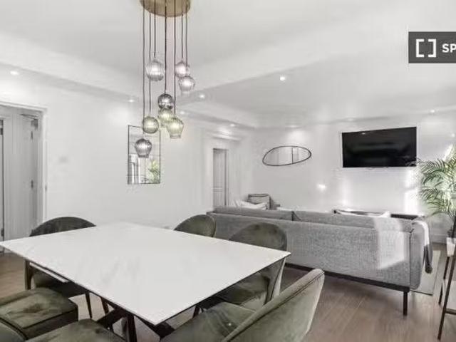 3 bedroom apartment in London