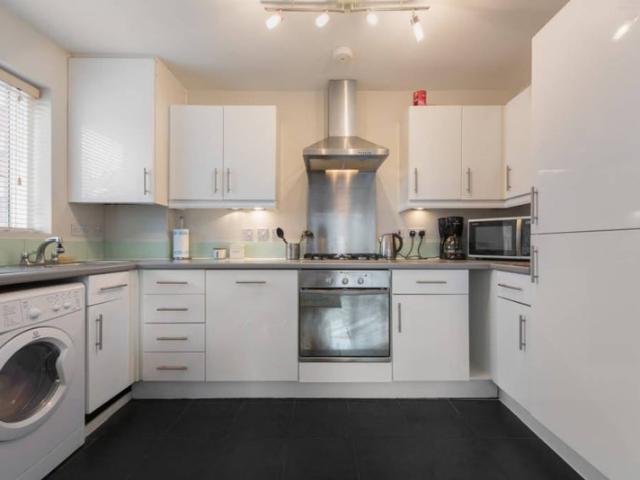 3 bedroom apartment in White City to share