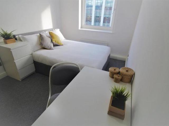 3 Bedroom Apartment Leeds Leeds LS68145414