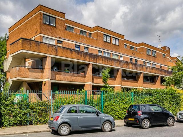 3 bedroom apartment located within a gated building on Brecknock Road