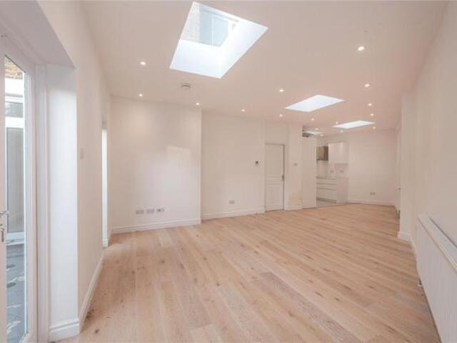 3 Bedroom Apartment London Greater London 98262975