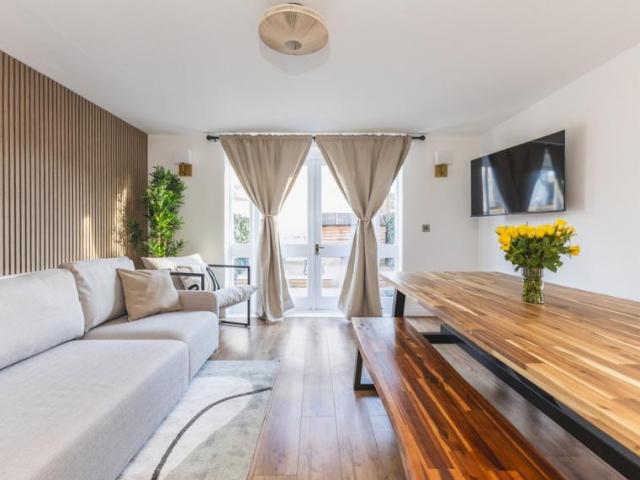 3 Bedroom Apartment London London 105005867