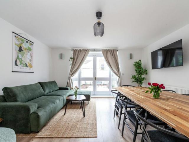 3 Bedroom Apartment London London 105009826