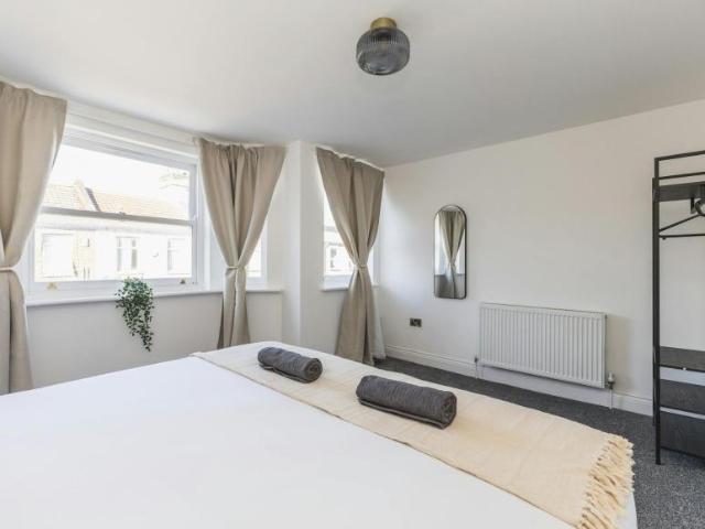 3 Bedroom Apartment London London 105009828