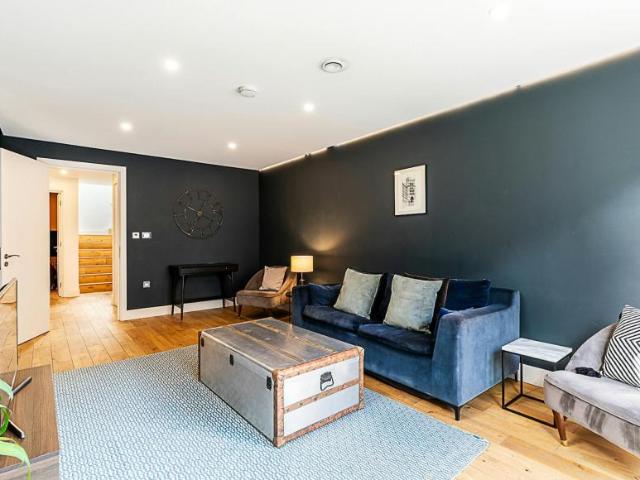 3 Bedroom Apartment London London 105089321