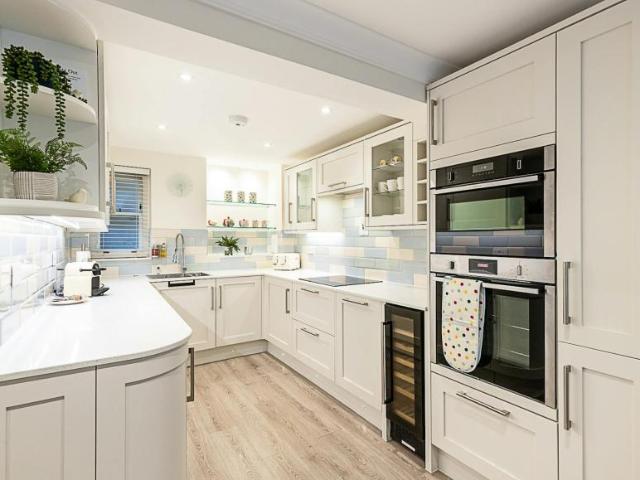 3 Bedroom Apartment London London 101111476