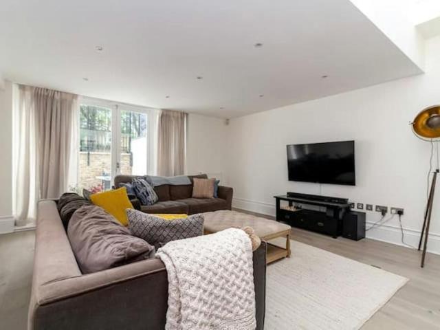 3 Bedroom Apartment London London 101587567