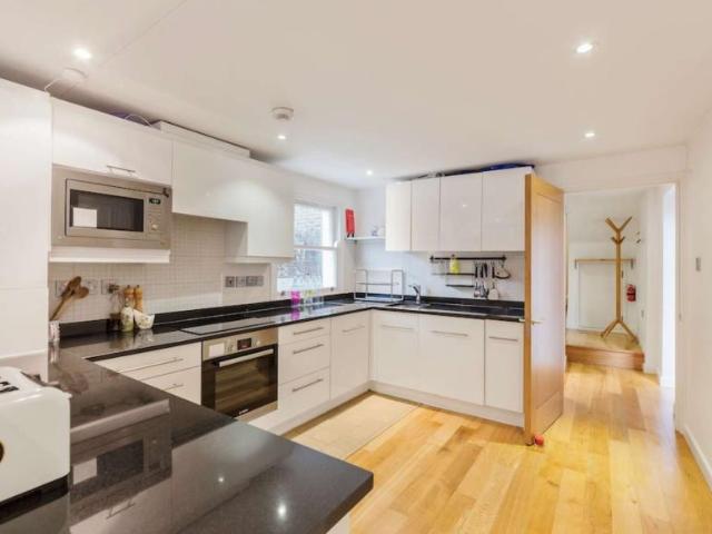 3 Bedroom Apartment London London 101771096