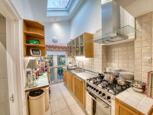 3 Bedroom Apartment London London 101806838