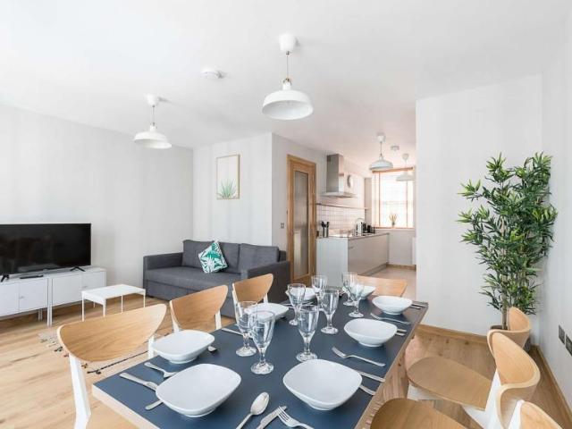 3 Bedroom Apartment London London 101807280