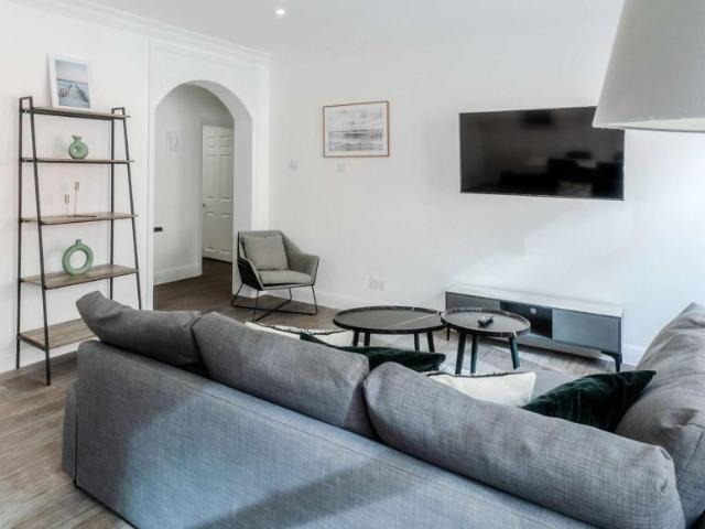 3 Bedroom Apartment London London 101817036