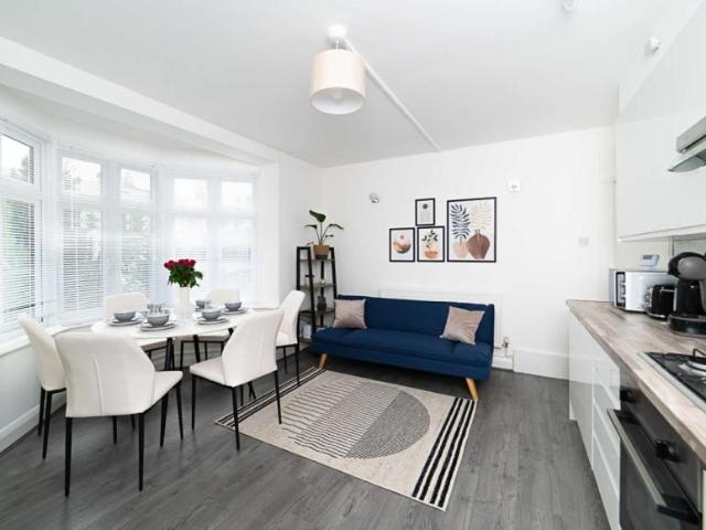 3 Bedroom Apartment London London 101817408
