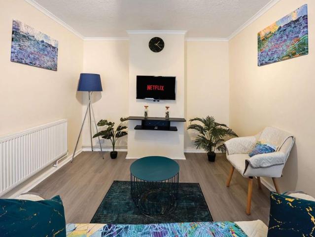 3 Bedroom Apartment London London 101837048
