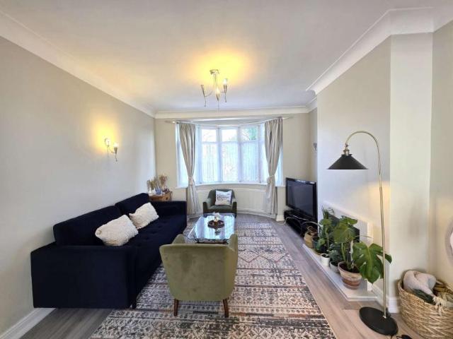 3 Bedroom Apartment London London 101837070