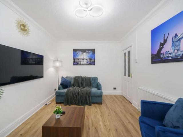 3 Bedroom Apartment London London 101837109